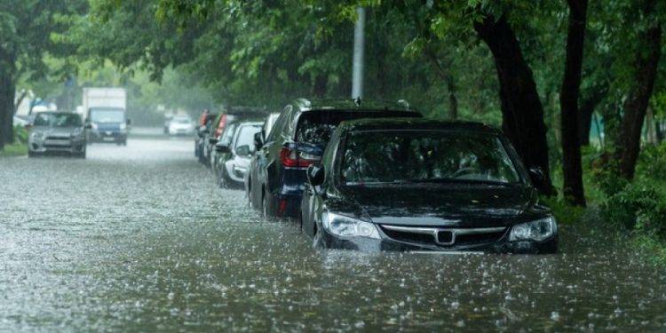 5 Hal Yang Wajib Dilakukan Jika Mobil Terendam Banjir – Mobil Komersial