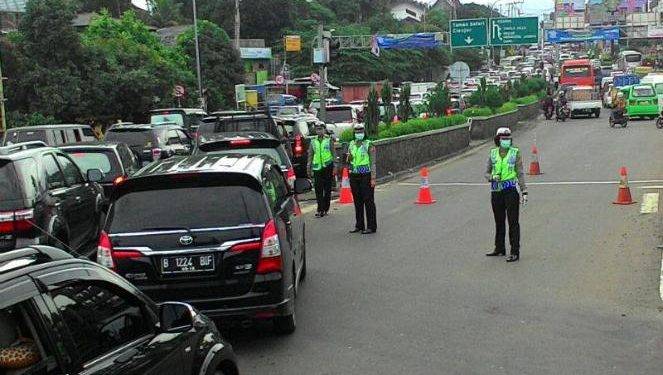 Polisi Berlakukan One Way Kendaraan Arah Puncak Saat Libur Imlek ... Polisi Berlakukan One Way Kendaraan Arah Puncak Saat Libur Imlek ...