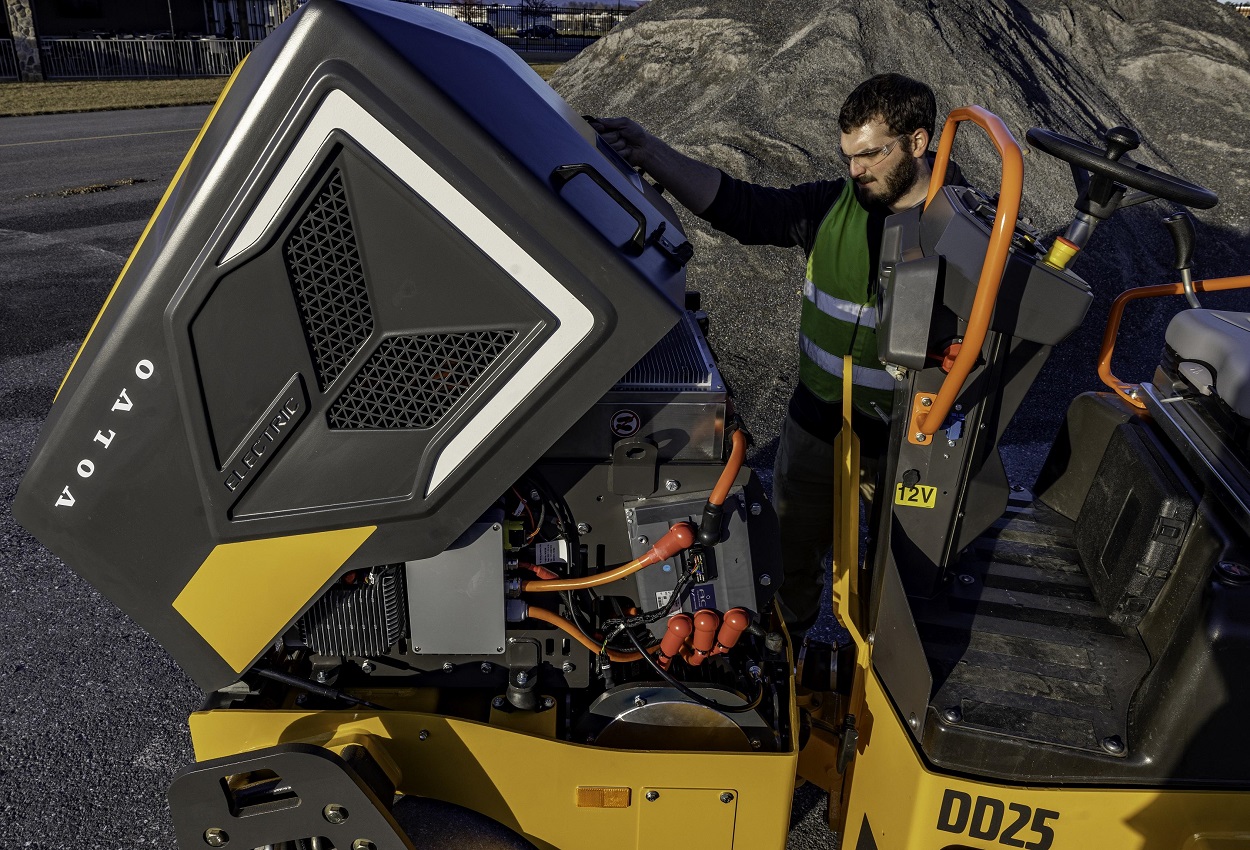 Awali Tahun 2023, Volvo CE Luncurkan Mesin Pemadat Aspal Elektrik ...
