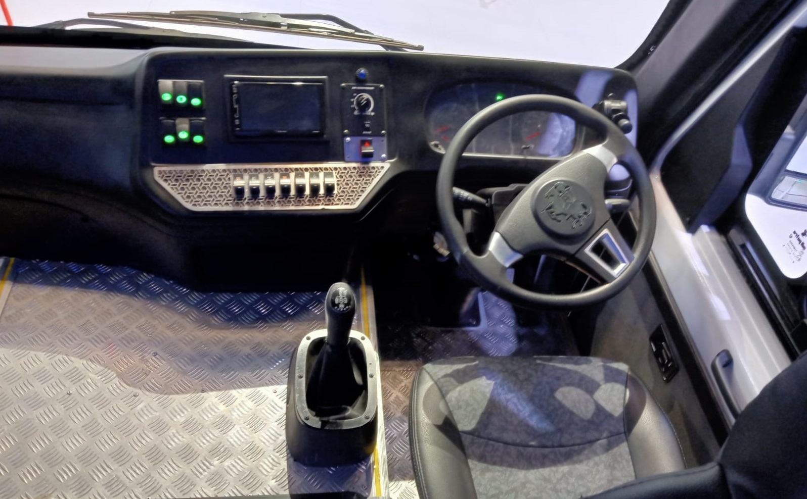 Adiputro Pamer Jetbus Roamer Monokok 4×4 Khusus Tambang, Begini ...